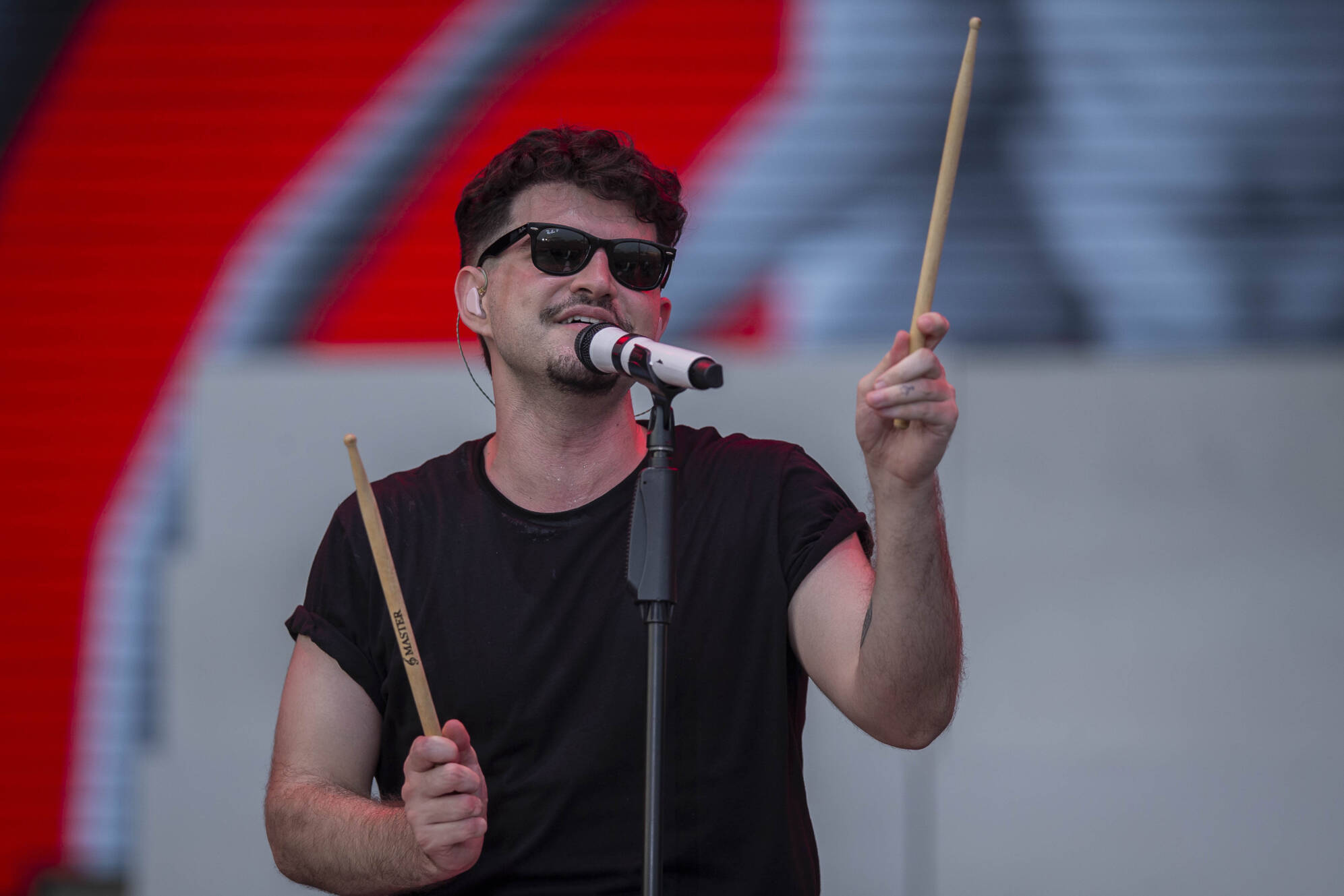 Fenômeno pop nacional, Jão faz show em Londrina neste sábado