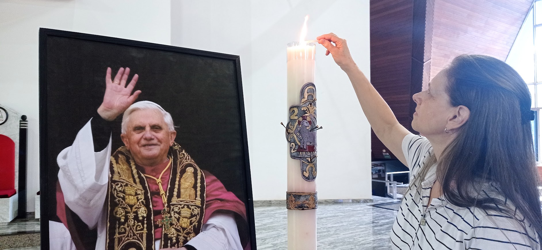 Fiéis homenageiam Papa Bento 16 na Catedral Metropolitana