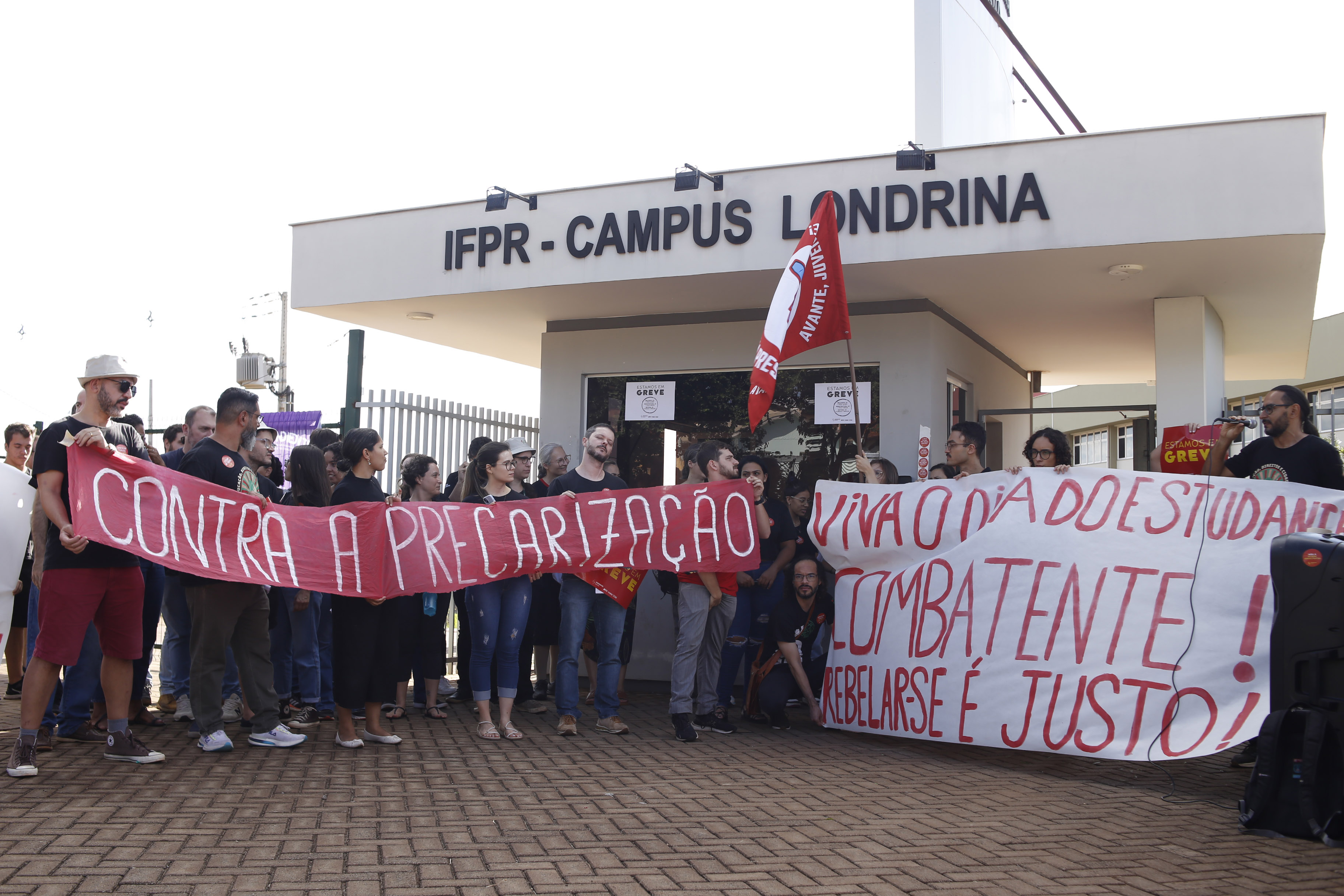 Docentes e técnicos do IFPR cobram reposição salarial e plano de carreira