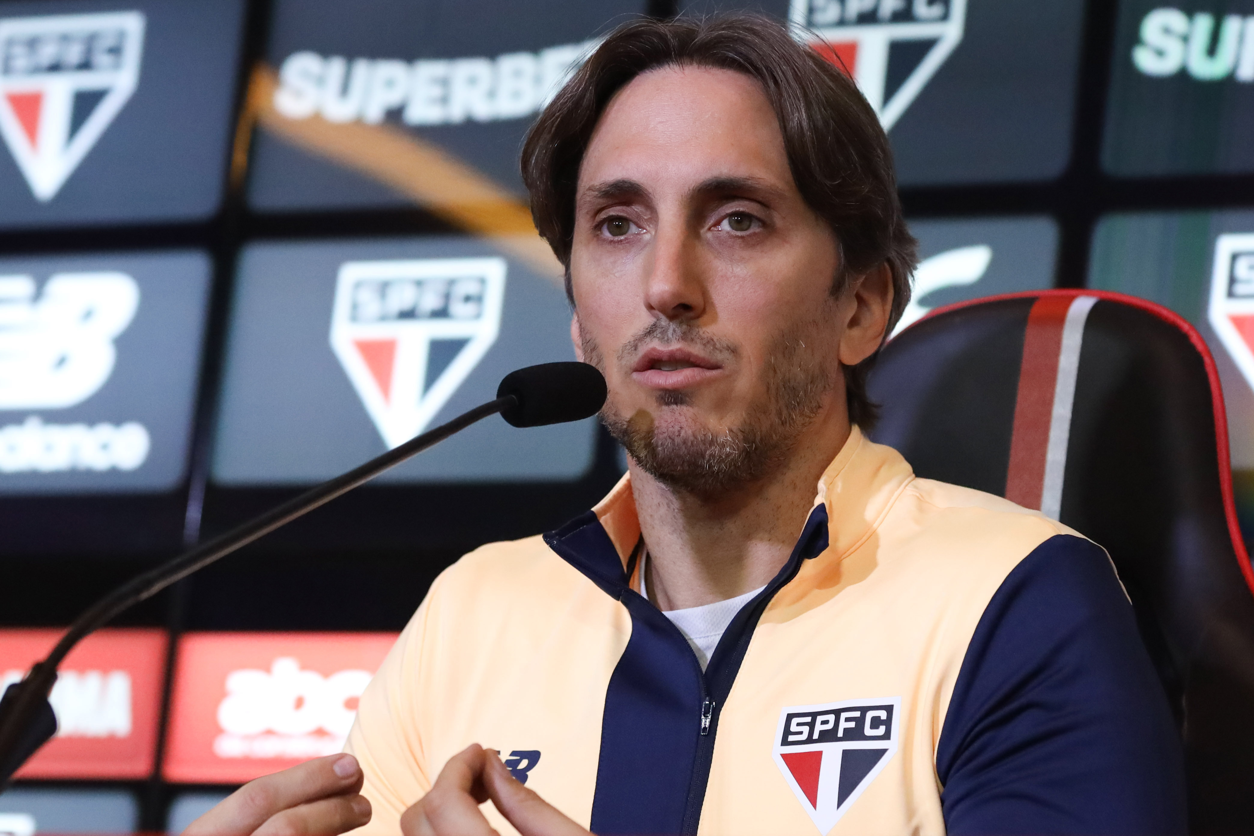 São Paulo apresenta Luis Zubeldía como novo treinador