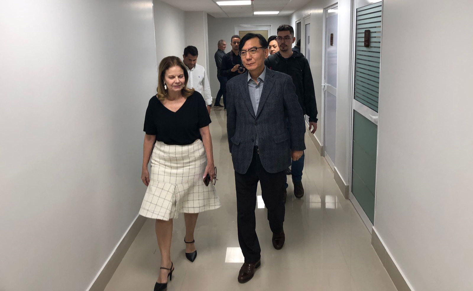 Embaixador da Coreia do Sul visita hospital em Londrina e canta ...