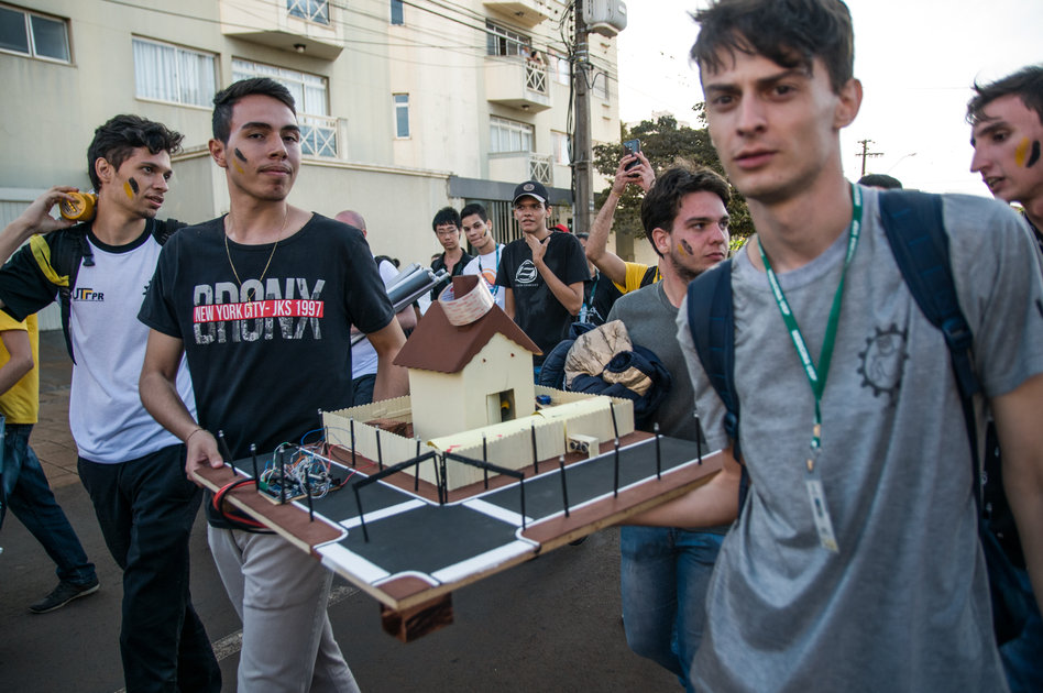 Alunos Da Utfpr Fazem Protesto Em Cornélio Procópio