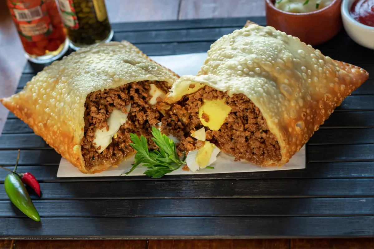 Envelope de massa recheado: qual seu pastel preferido?