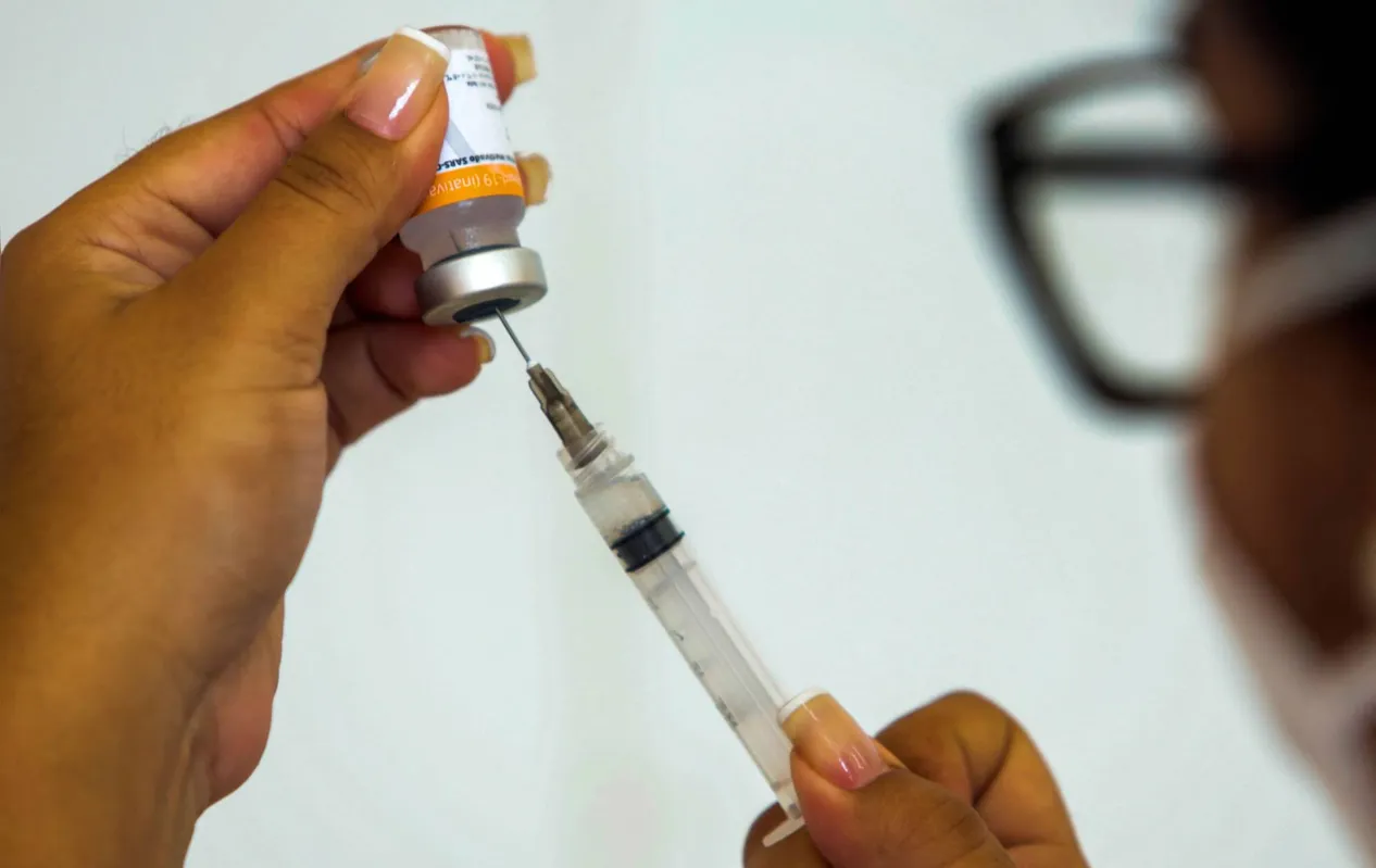 Pessoas com HIV são incluídas em grupo prioritário de vacinação contra ...