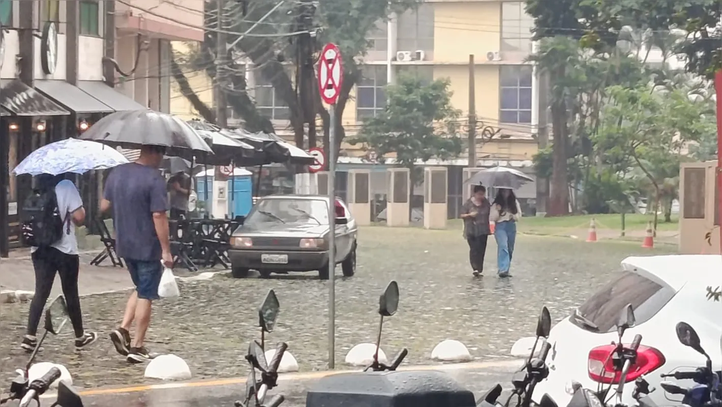 Frente fria traz chuva forte e derruba temperatura no Norte do PR